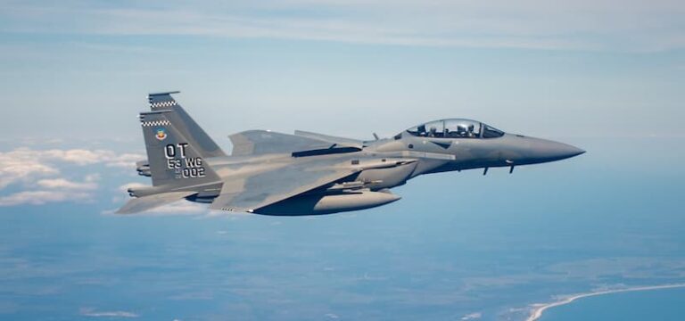 比べてみよう：オーソドックスなF-15EXイーグルIIなどのエアブレーキ | 写真で学ぶ航空機のモノづくり