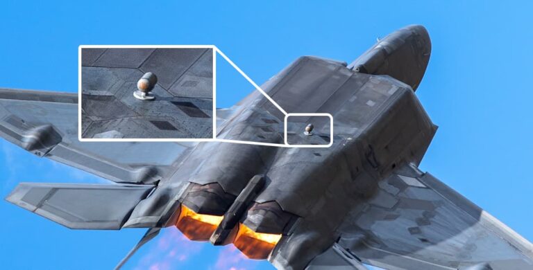 ステルス機をあえて観測させるF-22ラプターのレーダー・リフレクター | 写真で学ぶ航空機のモノづくり