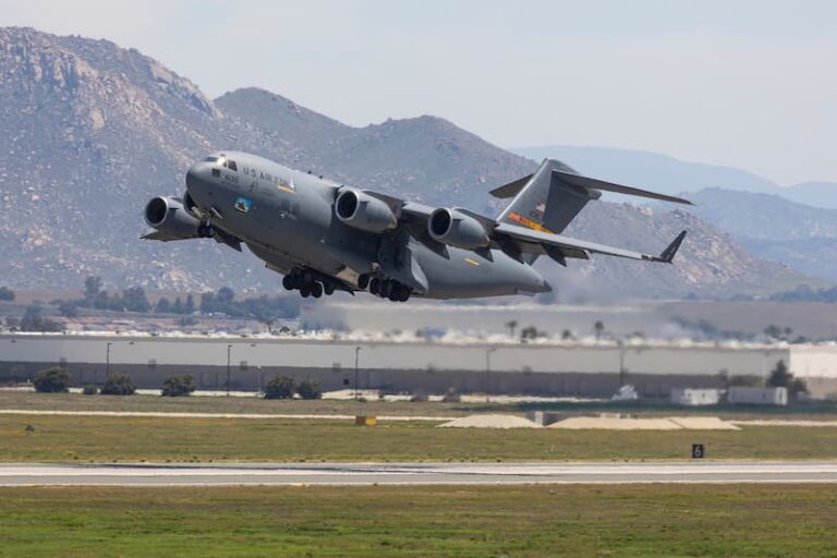 C-17グローブマスターIII：主力戦車M1A2を運べる大型輸送機 | 写真で学ぶ航空機のモノづくり