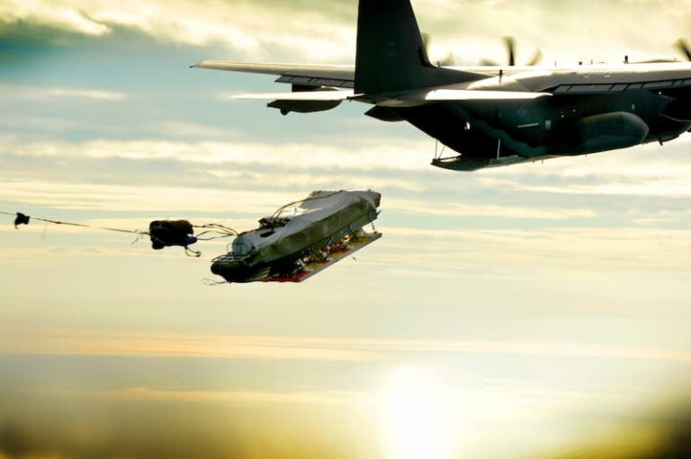 MC-130JコマンドーII：特殊作戦向けのスペシャルな戦術輸送機 | 写真で学ぶ航空機のモノづくり